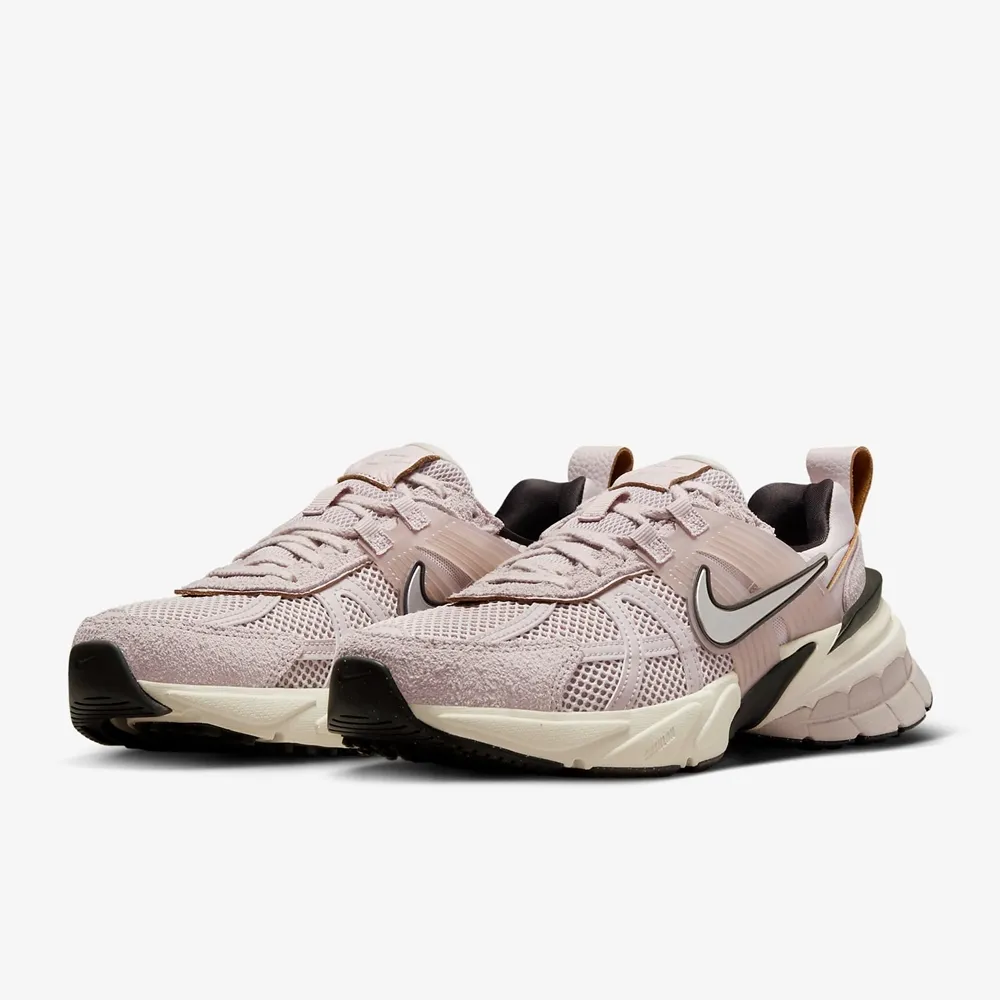 【NIKE 耐吉】運動鞋 休閒鞋 女鞋 W NIKE V2K RUN Platinum Violet 粉 紫 銀 麂皮 Y2K 復古 ...